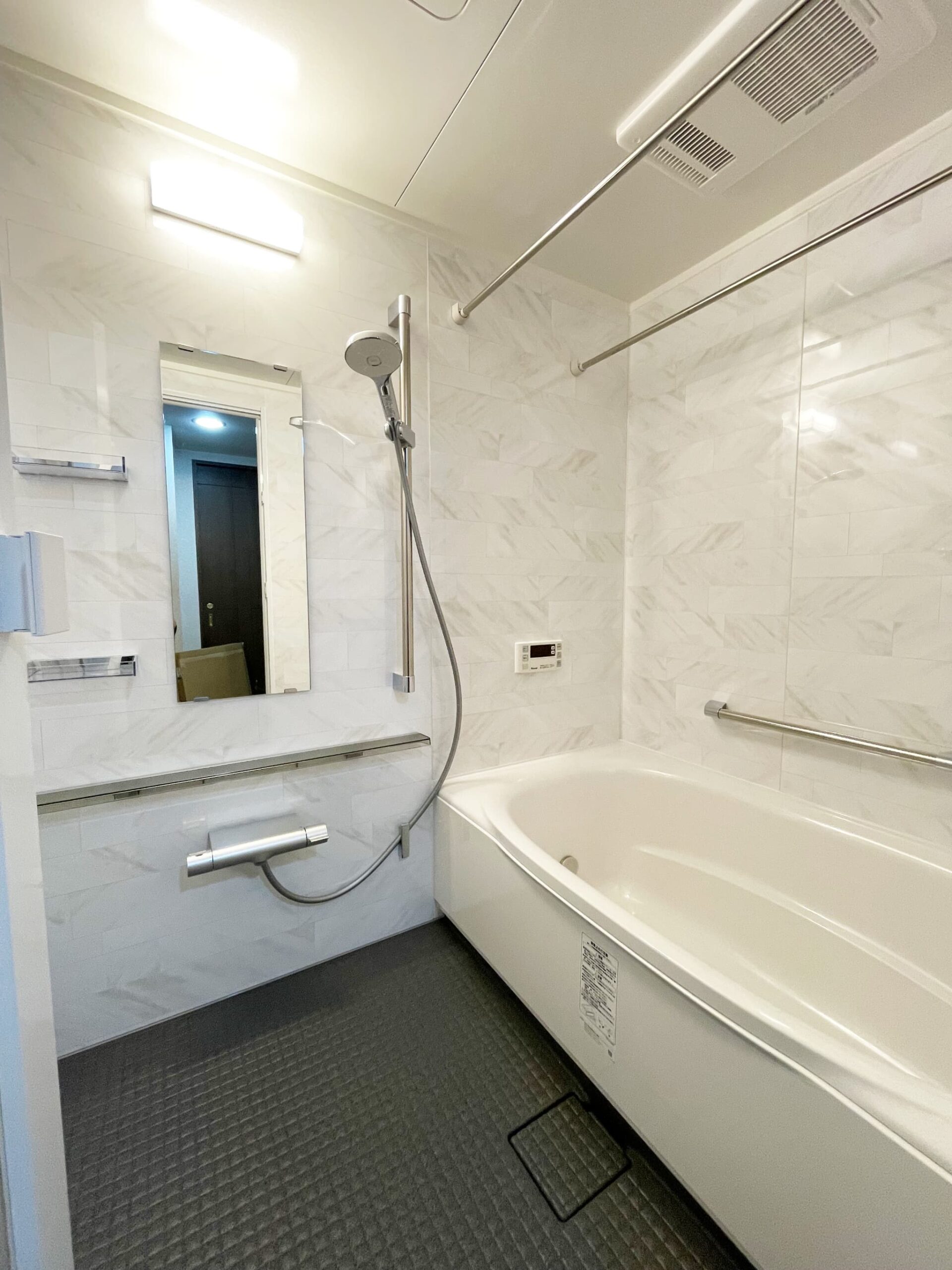 シンプルかつ高級感のある浴室工事 | LIXILリフォームショップCUBEリノベーション